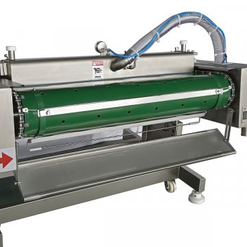 Belt conveyor type vacuum packaging machine